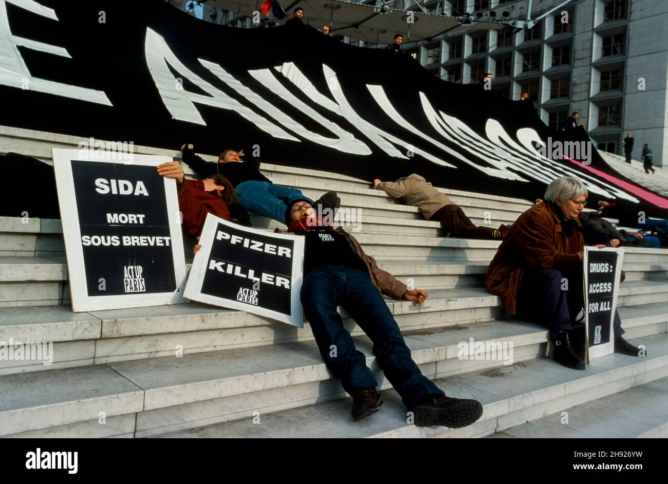 Holding posters signs hi-res stock photography and images - Alamy