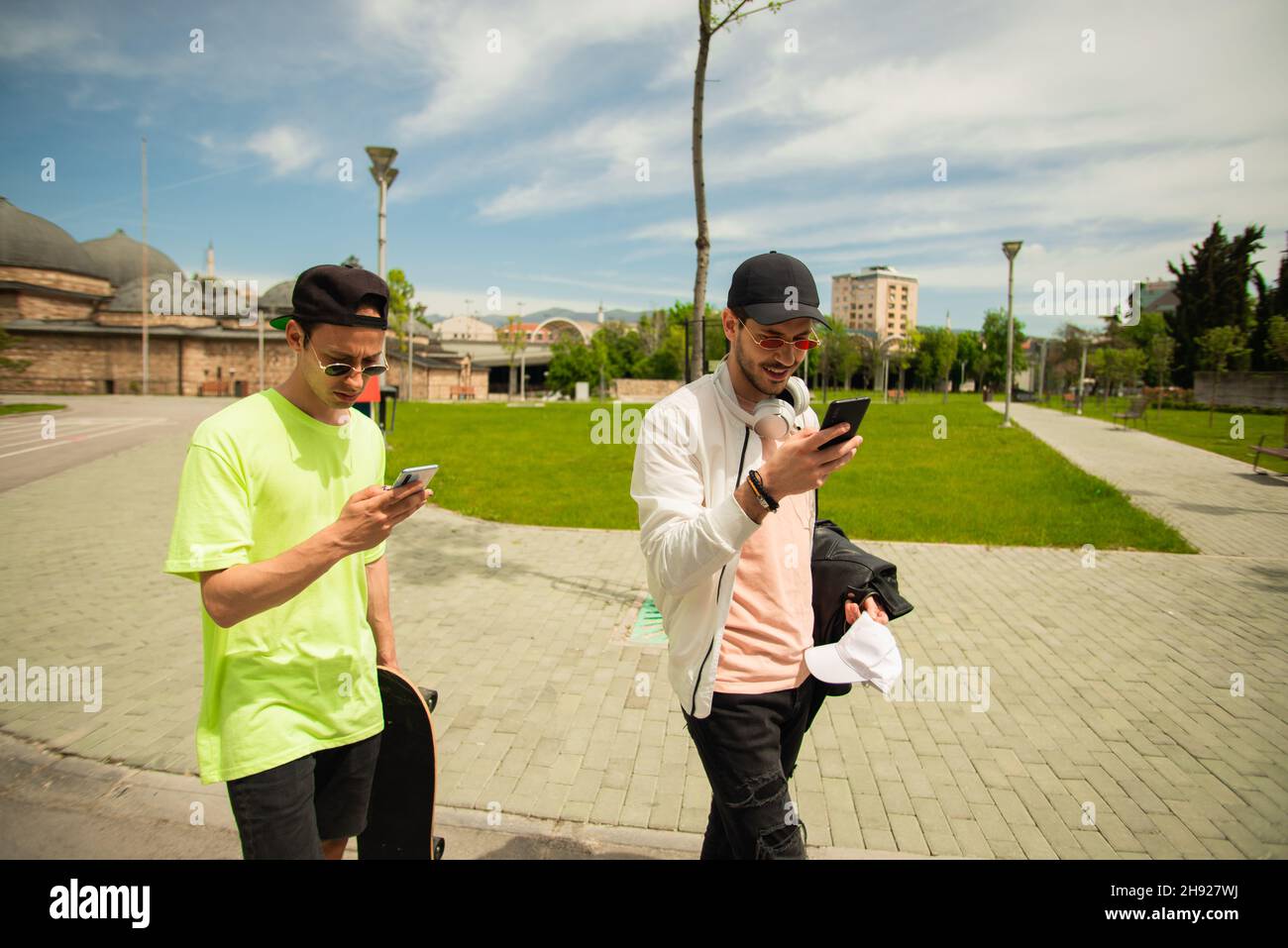 Two guys hanging out outdoors hi-res stock photography and images - Alamy