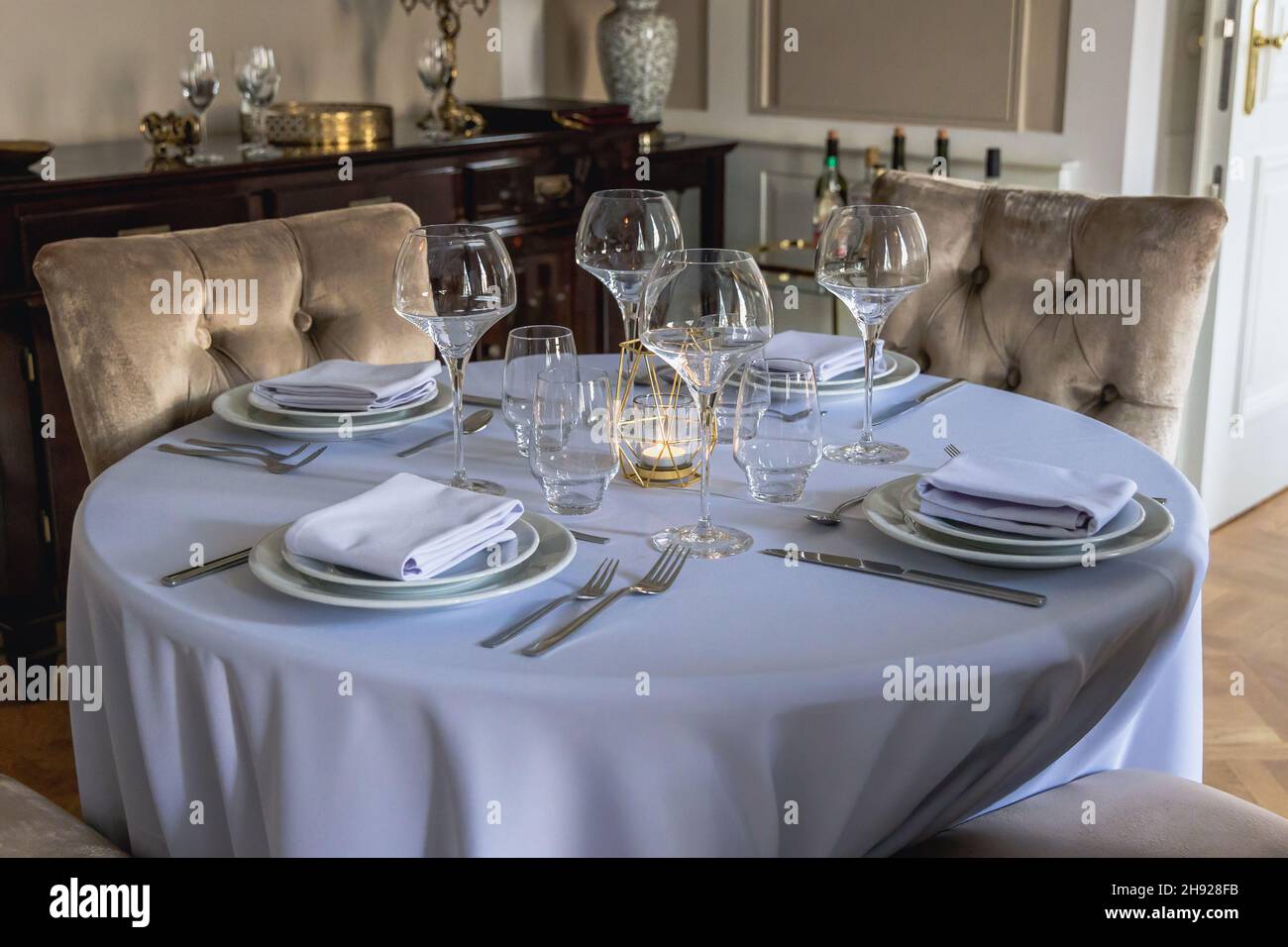 Table in elegant restaurant Stock Photo - Alamy