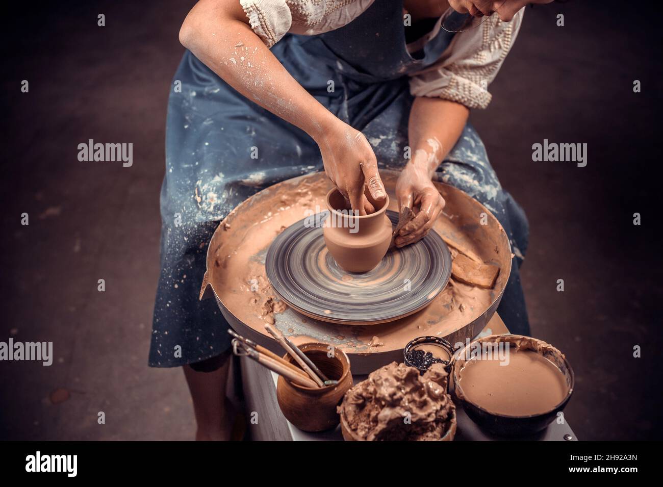 Processing clay ware and making dishes, process. Ceramics of handwork ...