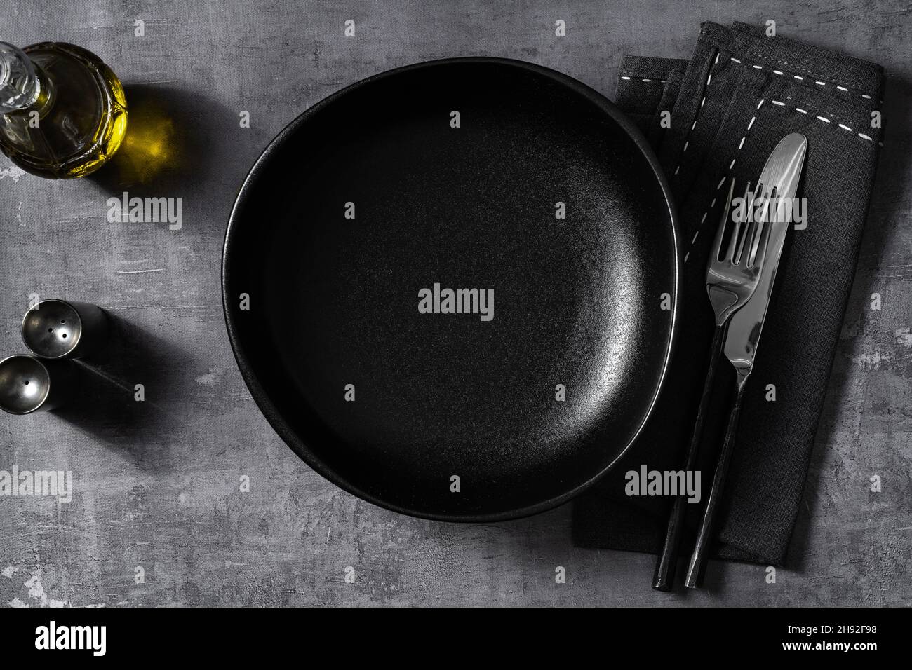 Empty table set hi-res stock photography and images - Alamy