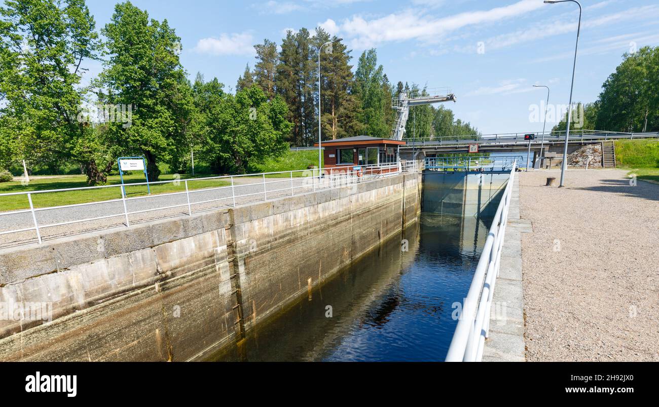 Automatic sluice gate hi-res stock photography and images - Alamy