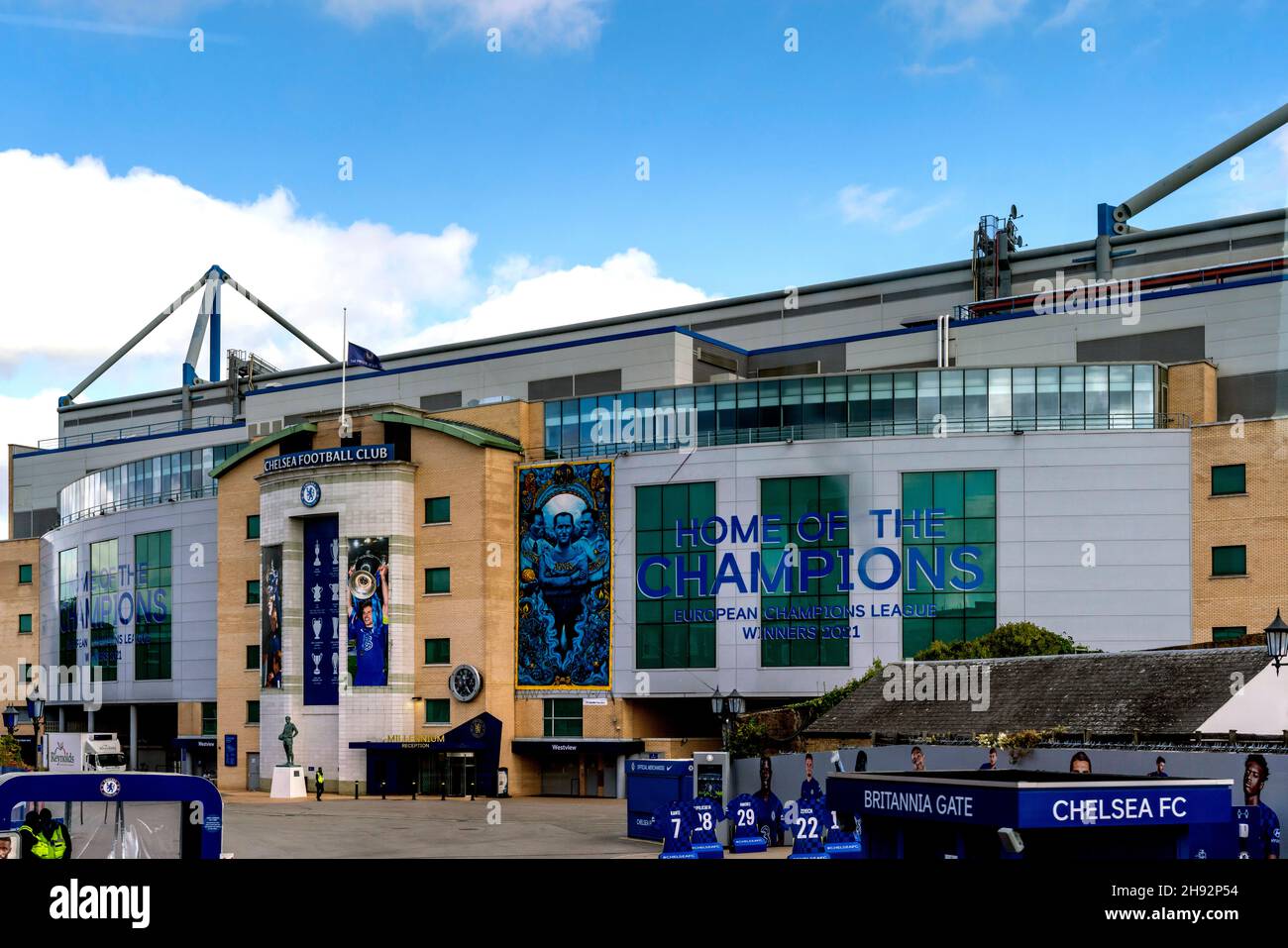 Chelsea football stadium exterior hi-res stock photography and images ...