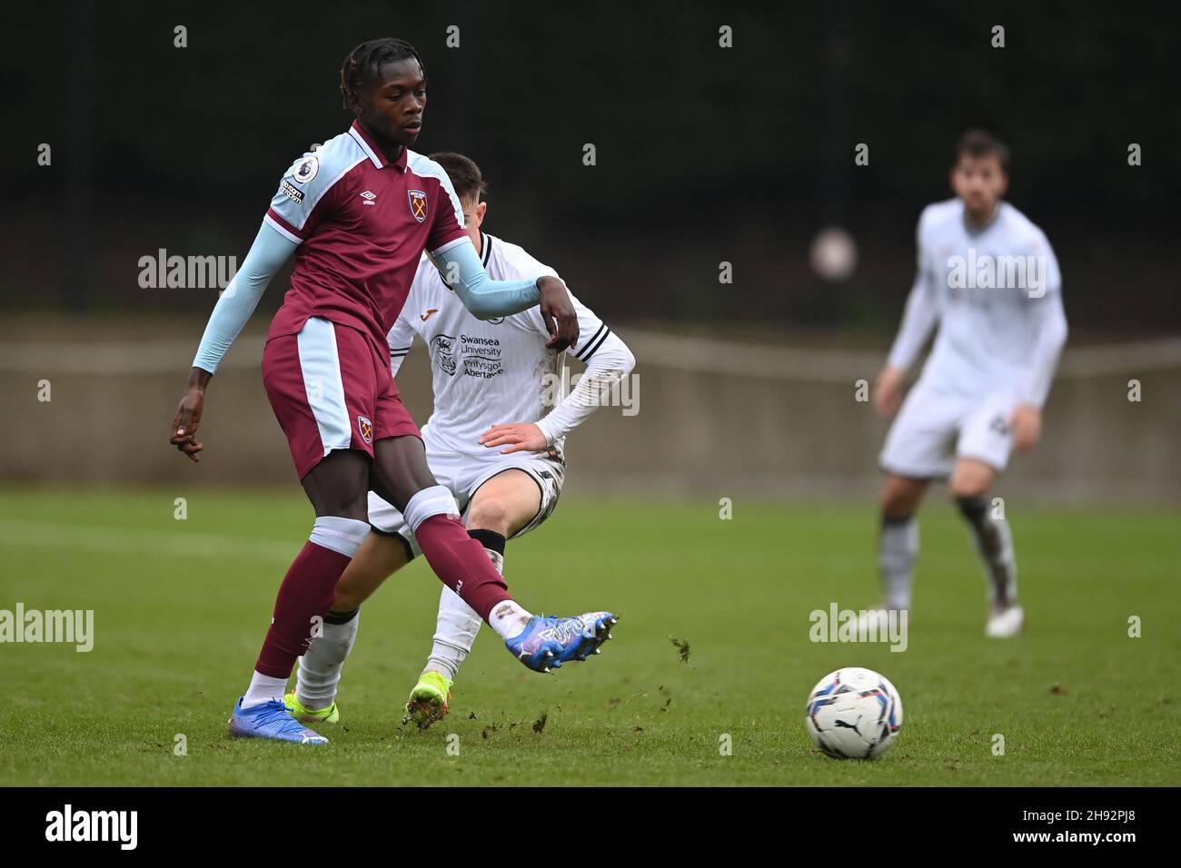 Emmanuel longelo of west ham united hi-res stock photography and images ...