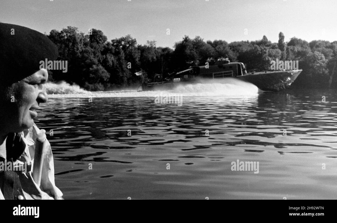 AJAXNETPHOTO. 1971. RIVER SEINE, FRANCE. - 38 KNOTS TO LE HAVRE - HMS ...