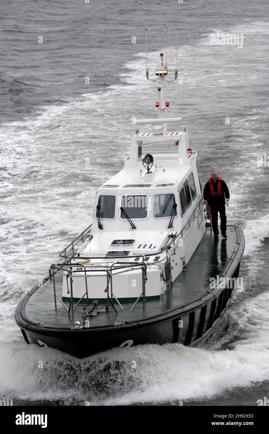Big ship pilotage hi-res stock photography and images - Alamy