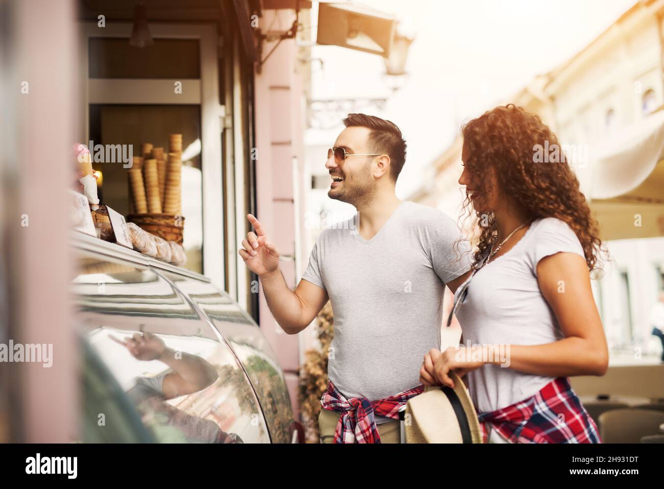 Ice cream shop choosing hi-res stock photography and images - Alamy