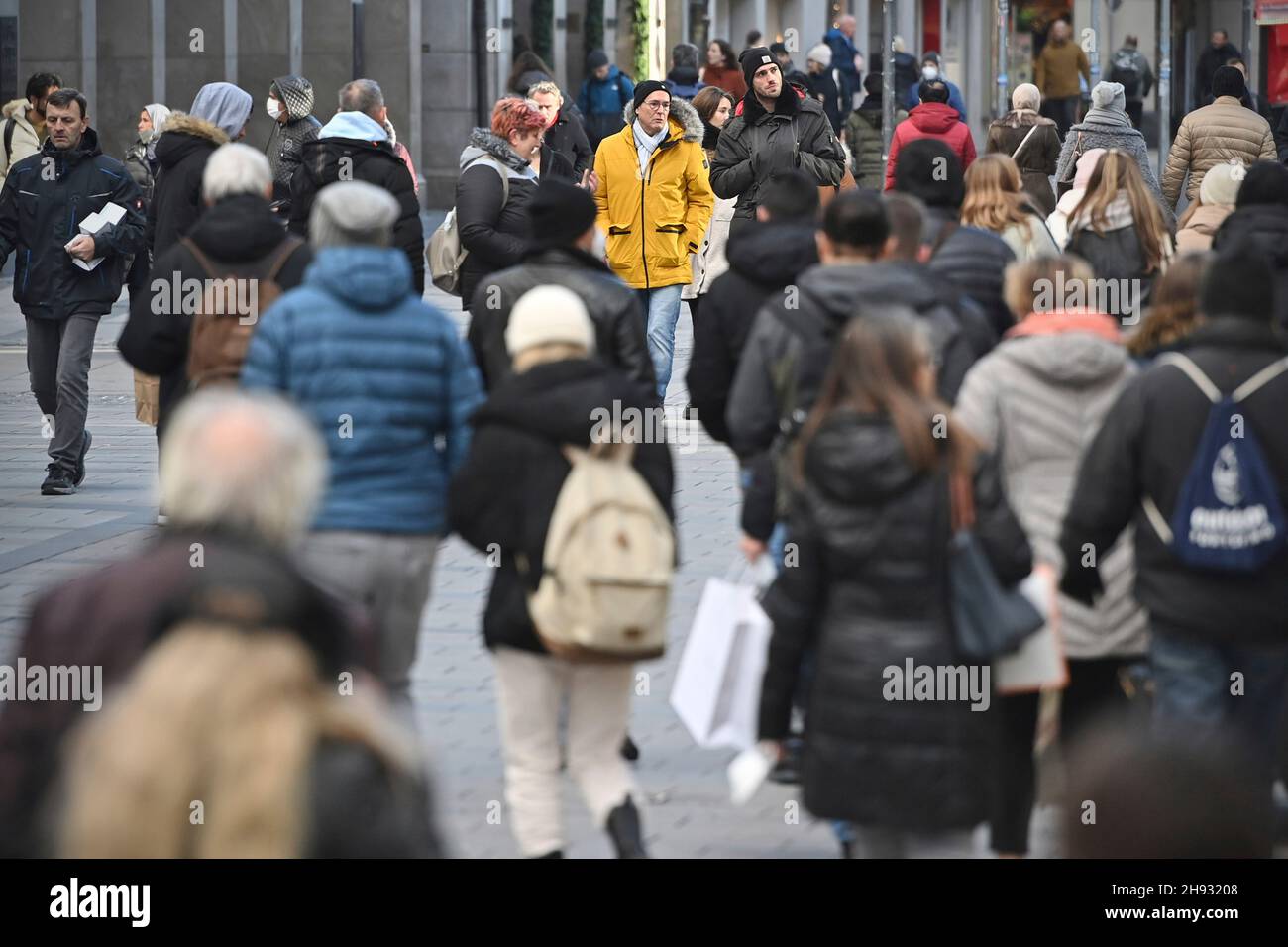 Munich, Germany. 03rd Dec, 2021. Passers-by, people in the well ...