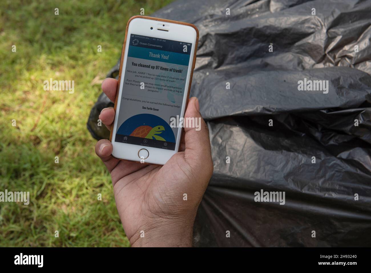A volunteer utilizes the clean swell app to track their trash ...