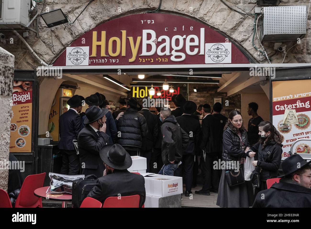 Jerusalem, Israel. 3rd December, 2021. A large group of Orthodox Jewish ...