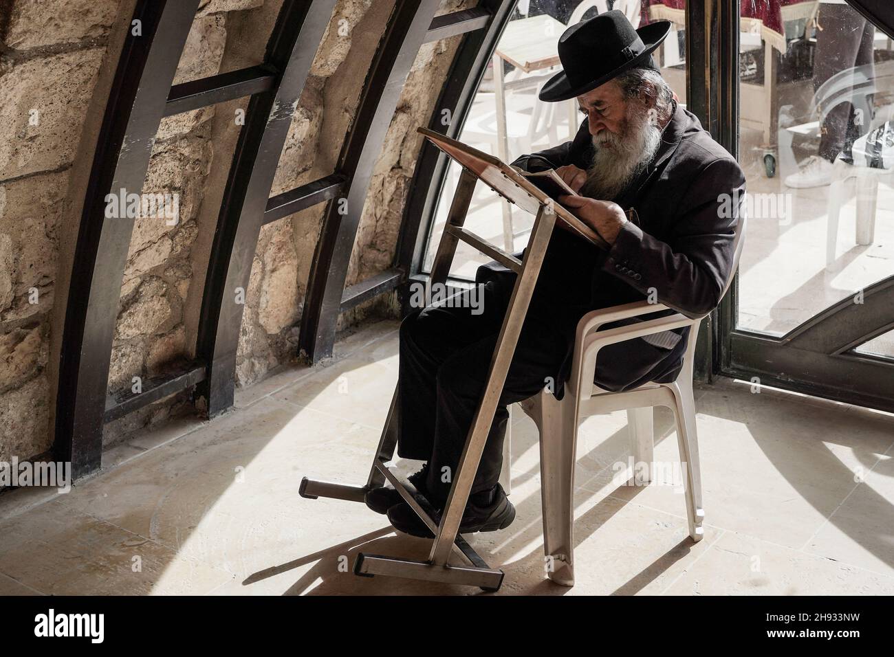 Jerusalem, Israel. 3rd December, 2021. An ultra Orthodox Jewish man ...