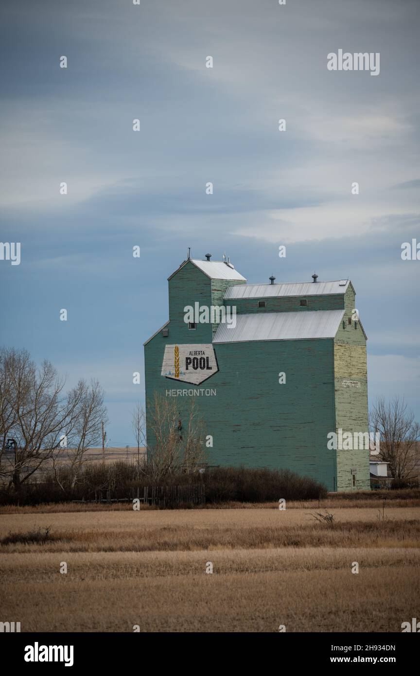 Alberta pool grain elevator hi-res stock photography and images - Alamy