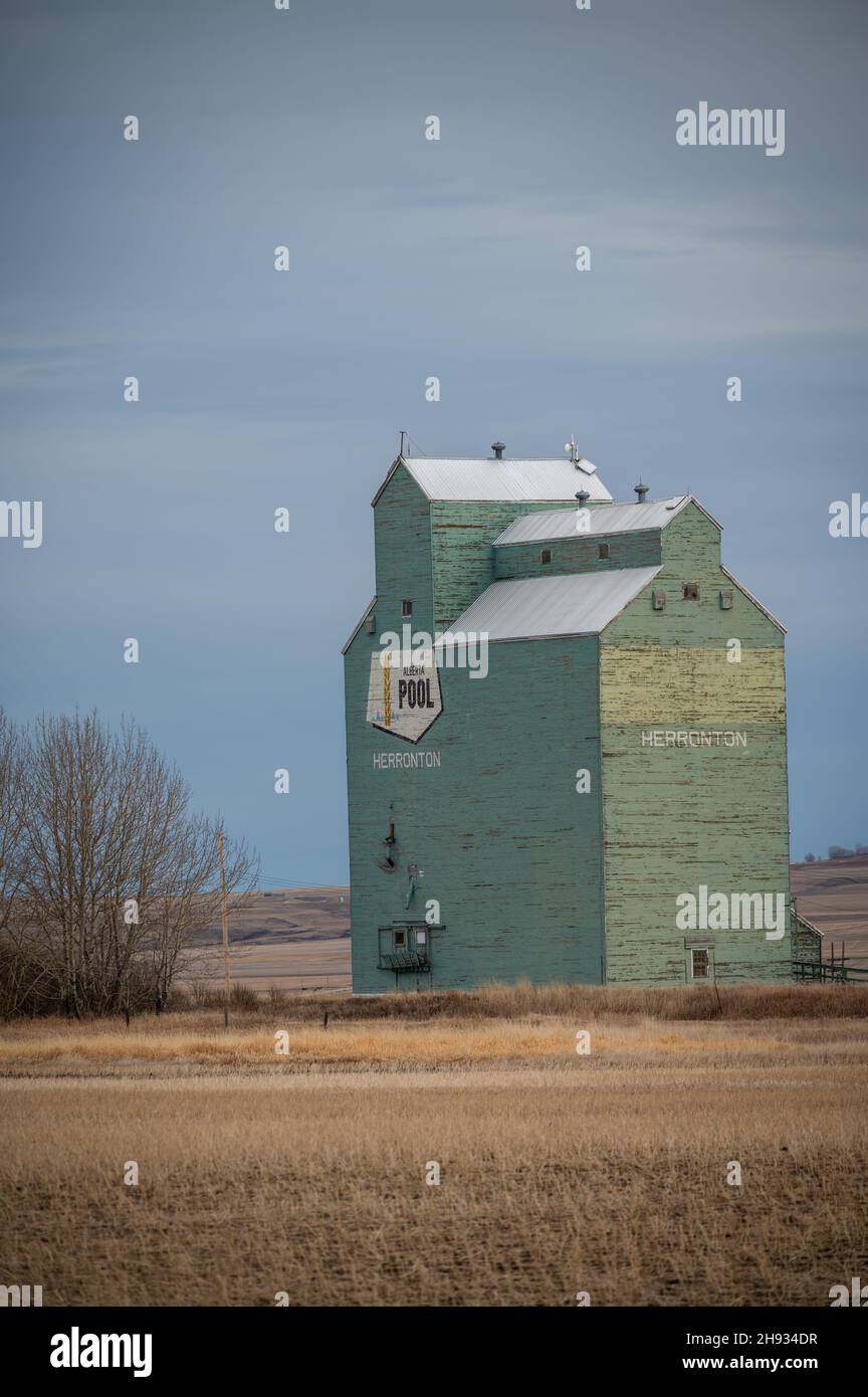Alberta pool grain elevator hi-res stock photography and images - Alamy