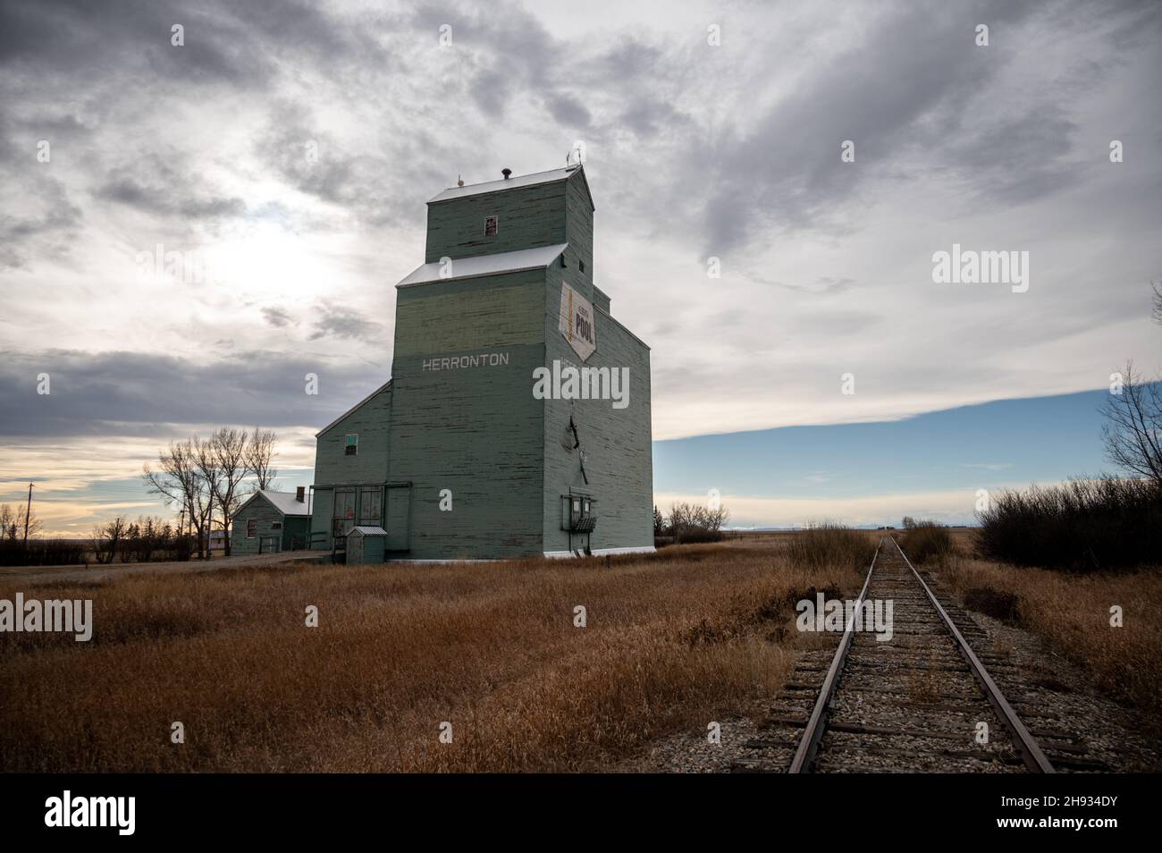 Alberta pool grain elevator hi-res stock photography and images - Alamy