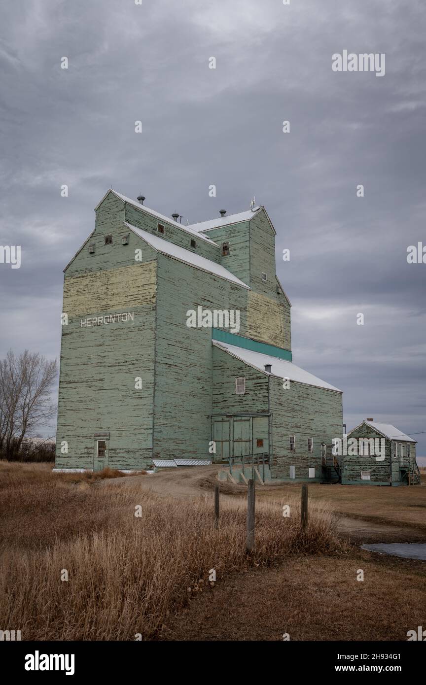 Alberta pool grain elevator hi-res stock photography and images - Alamy