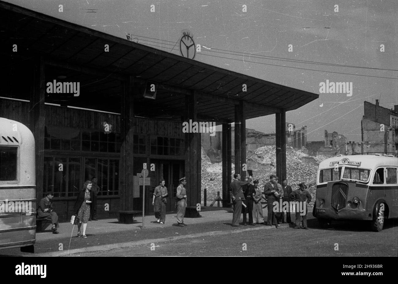 Warszawa, 1947-06. Gmach nowego dworca autobusowego Pañstwowej ...