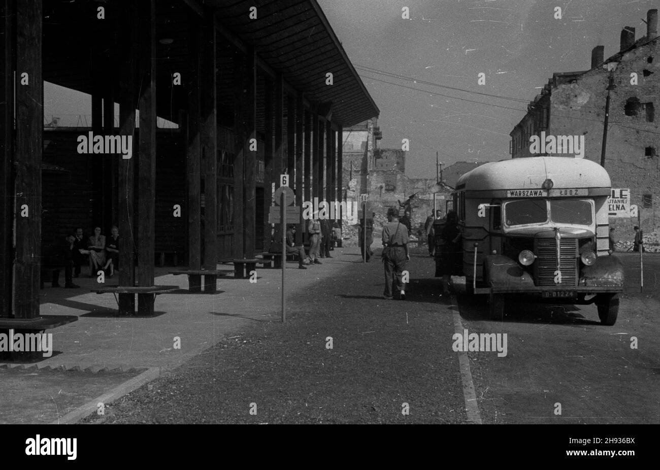 Warszawa, 1947-06. Gmach nowego dworca autobusowego Pañstwowej ...