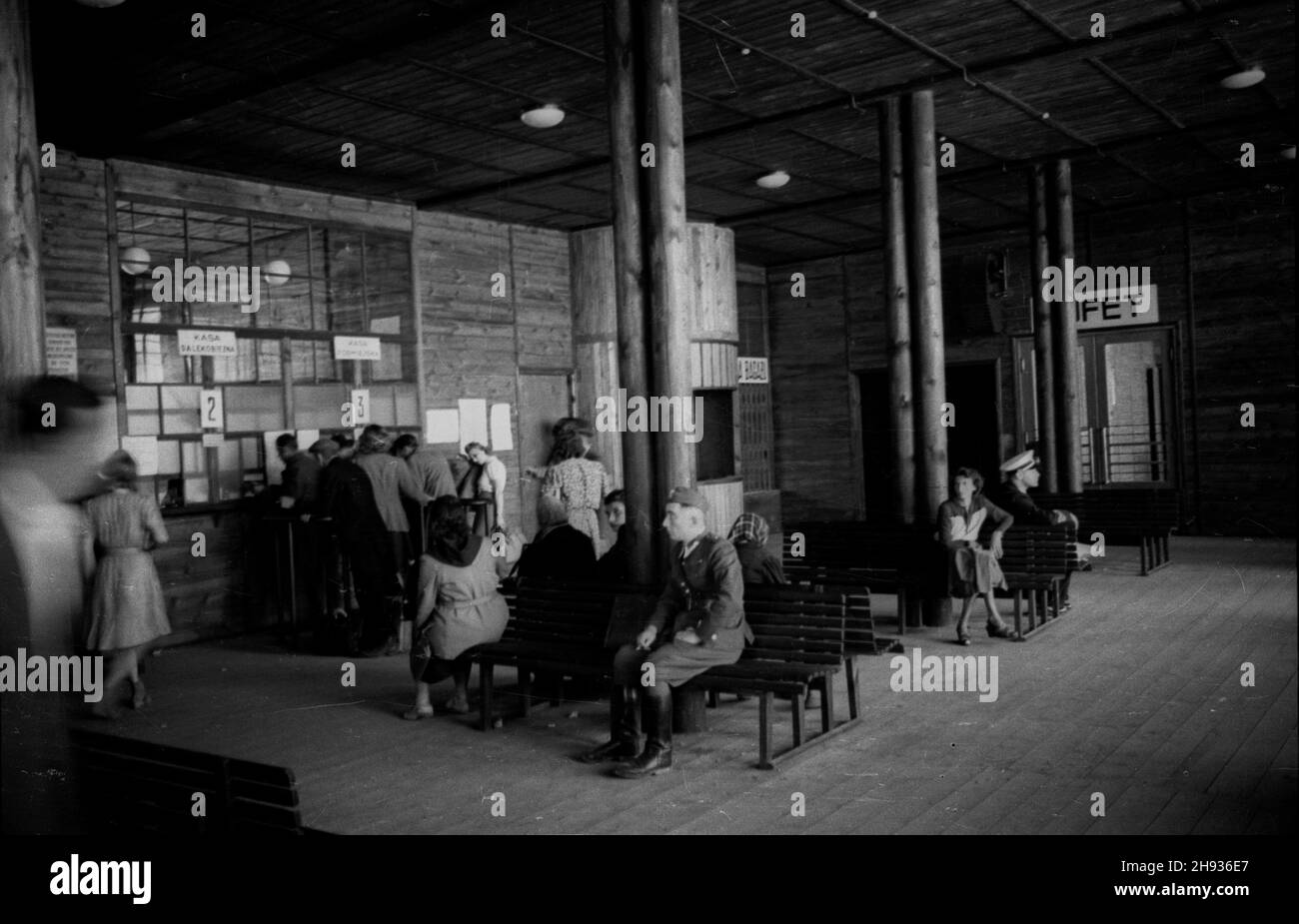 Warszawa, 1947-06. Poczekalnia nowego dworca autobusowego Pañstwowej ...