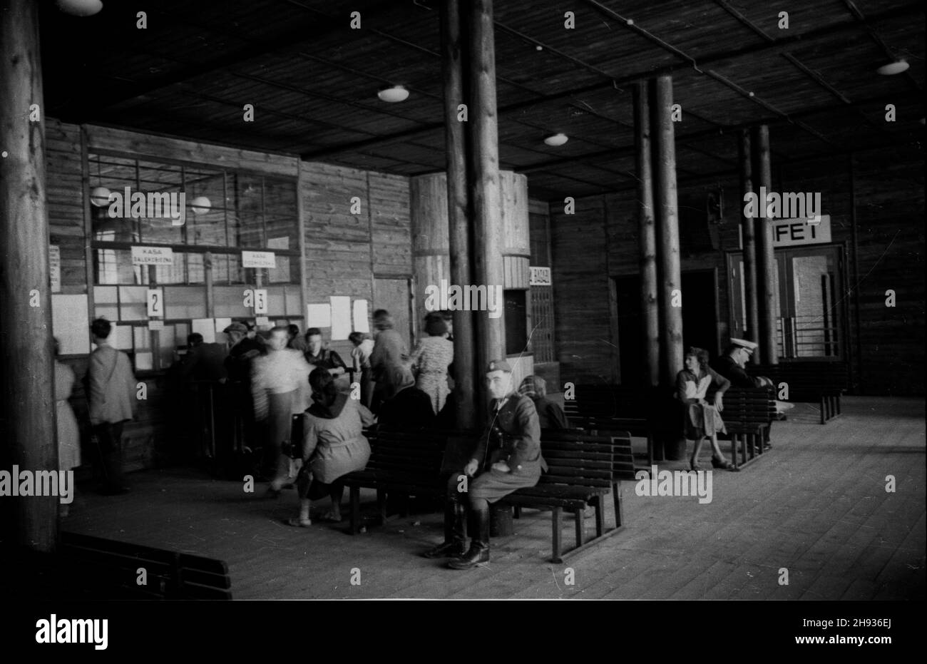 Warszawa, 1947-06. Poczekalnia nowego dworca autobusowego Pañstwowej ...