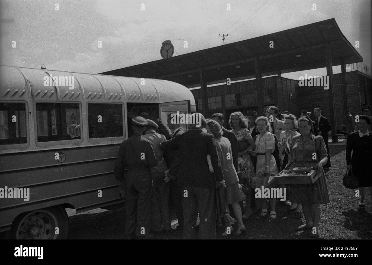 Warszawa, 1947-06. Podró¿ni wsiadaj¹ do autobusu Pañstwowej Komunikacji ...