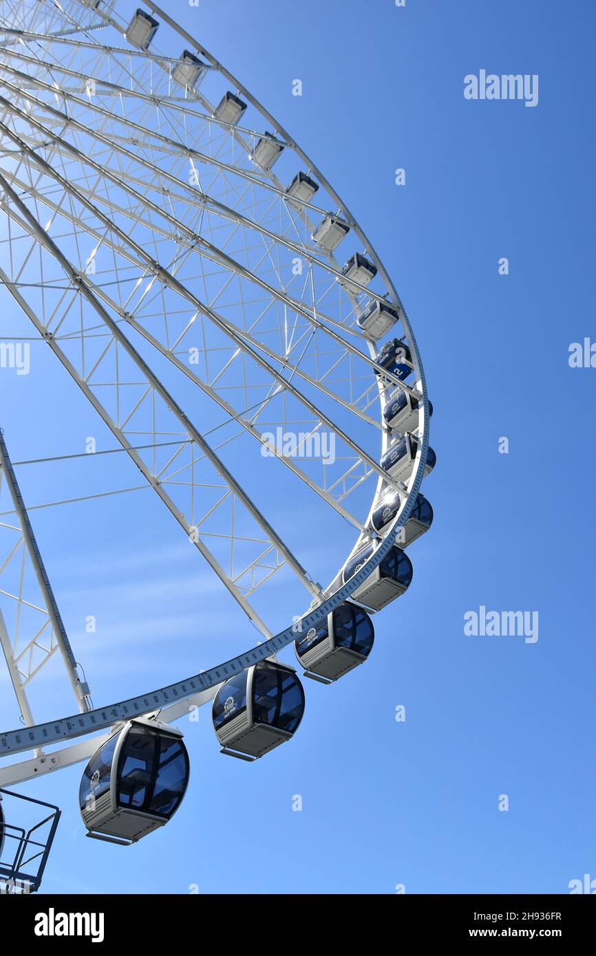 Seattle's iconic "Great Wheel" along the city's waterfront Stock Photo ...