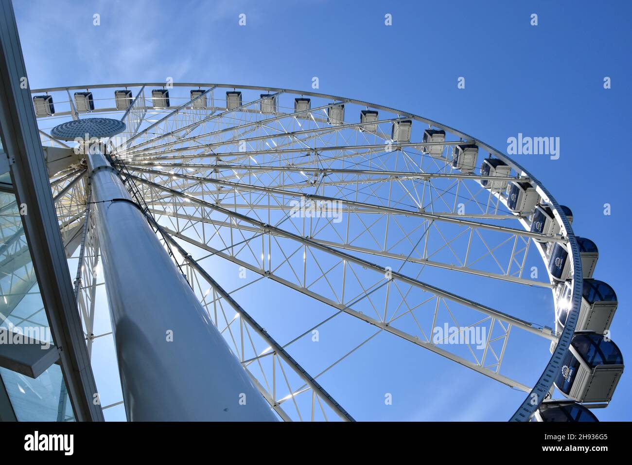 Seattle's iconic "Great Wheel" along the city's waterfront Stock Photo ...