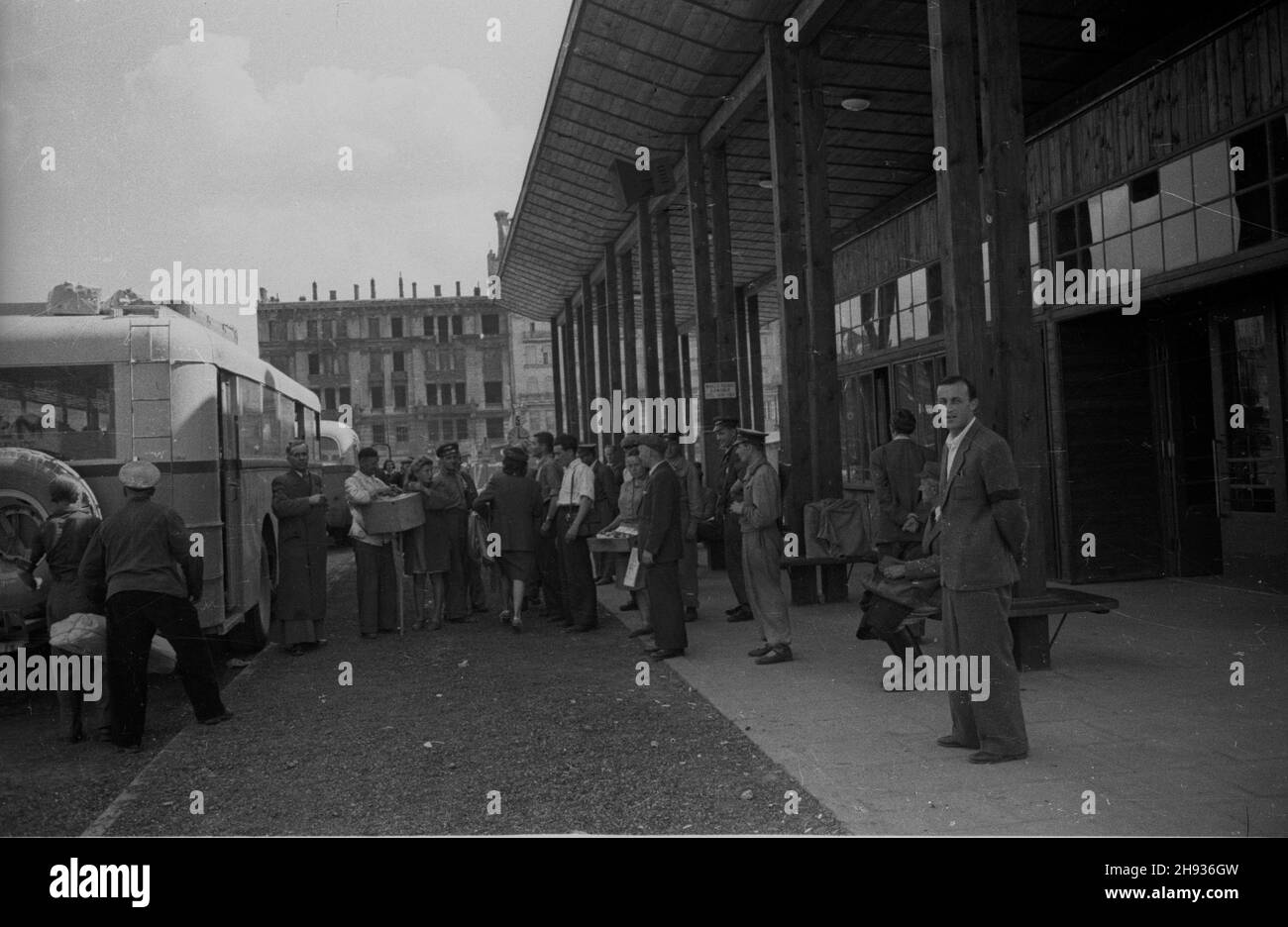 Warszawa, 1947-06. Podró¿ni wsiadaj¹ do autobusu Pañstwowej Komunikacji ...