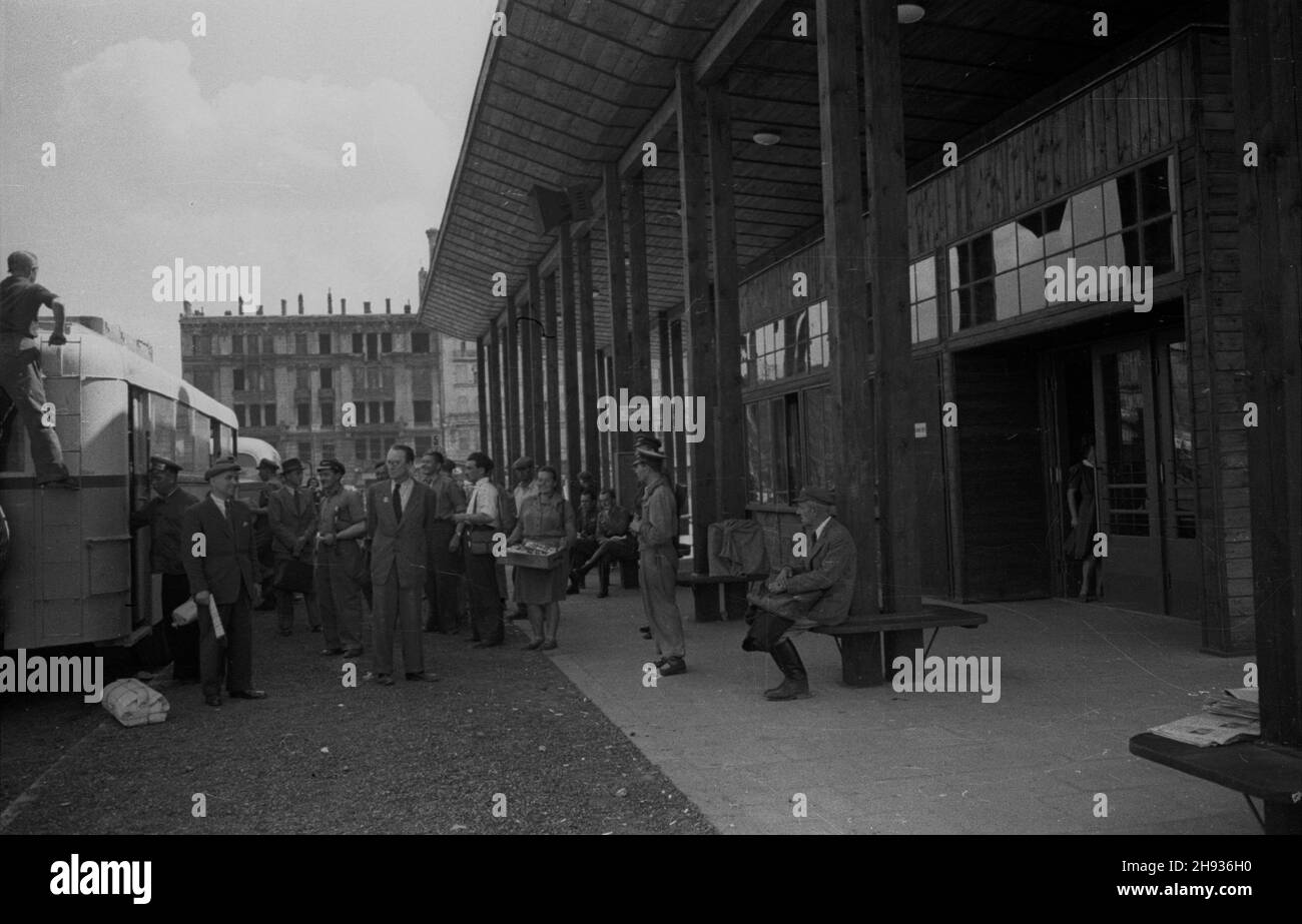 Warszawa, 1947-06. Podró¿ni wsiadaj¹ do autobusu Pañstwowej Komunikacji ...