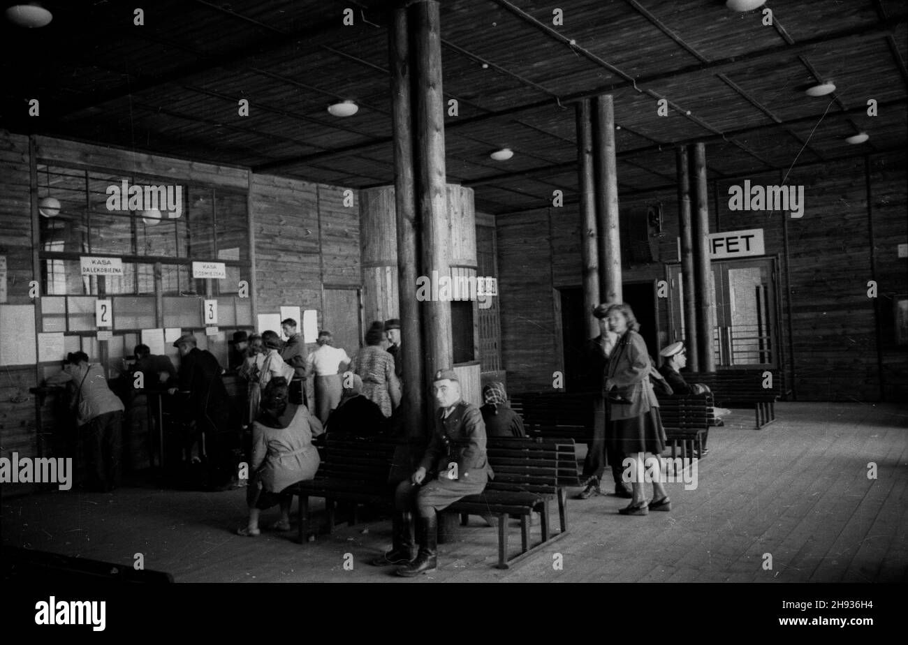 Warszawa, 1947-06. Poczekalnia nowego dworca autobusowego Pañstwowej ...