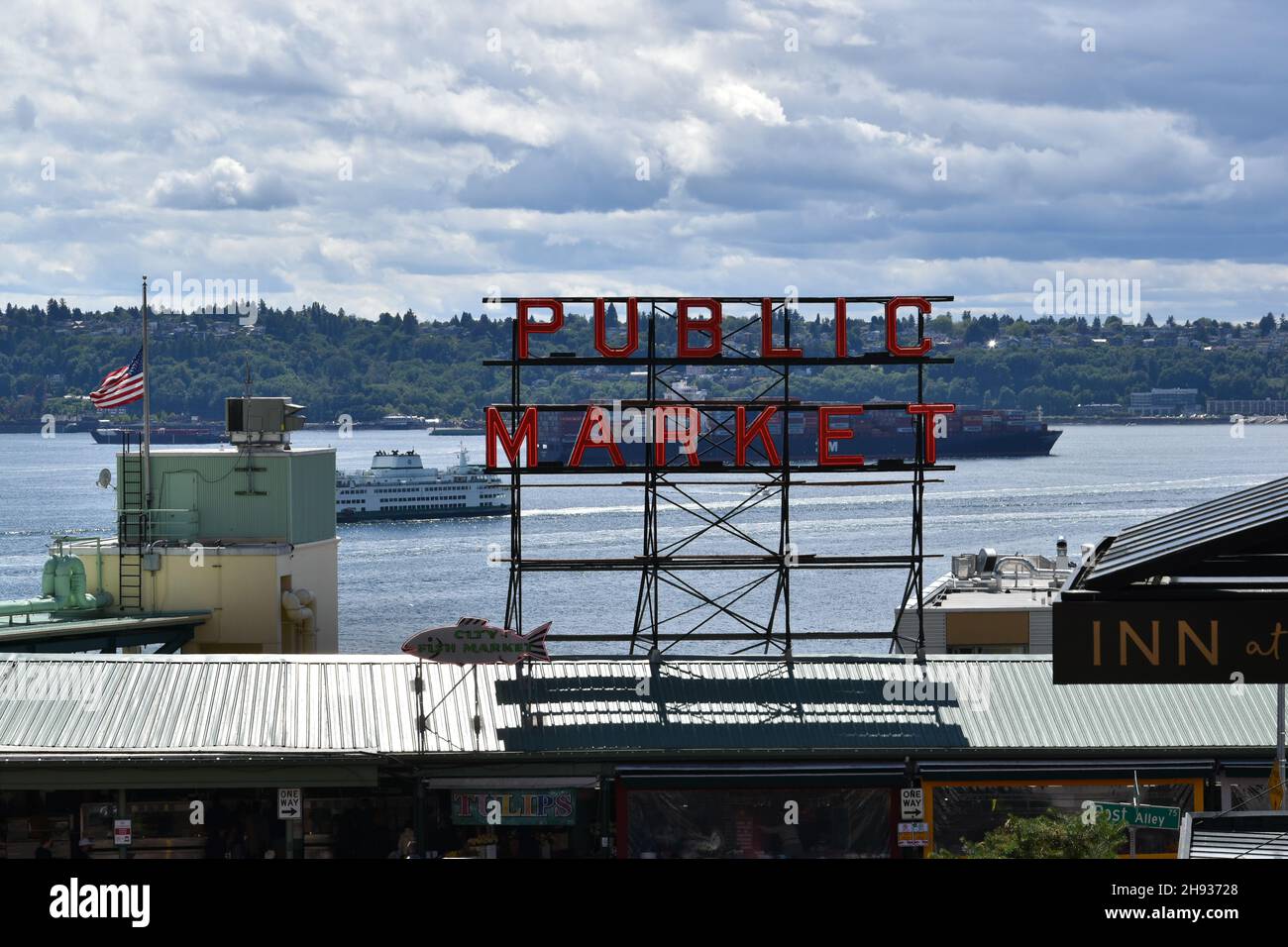 Seattle's iconic Pike Place Public Market above Alaskan Way, Seattle ...
