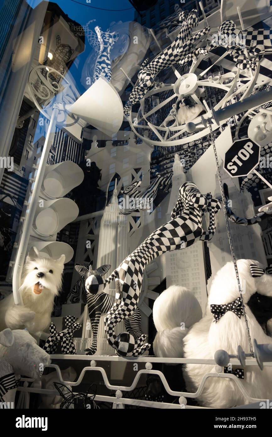 Bergdorf Goodman Holiday Window Display, NYC 2021 Stock Photo - Alamy