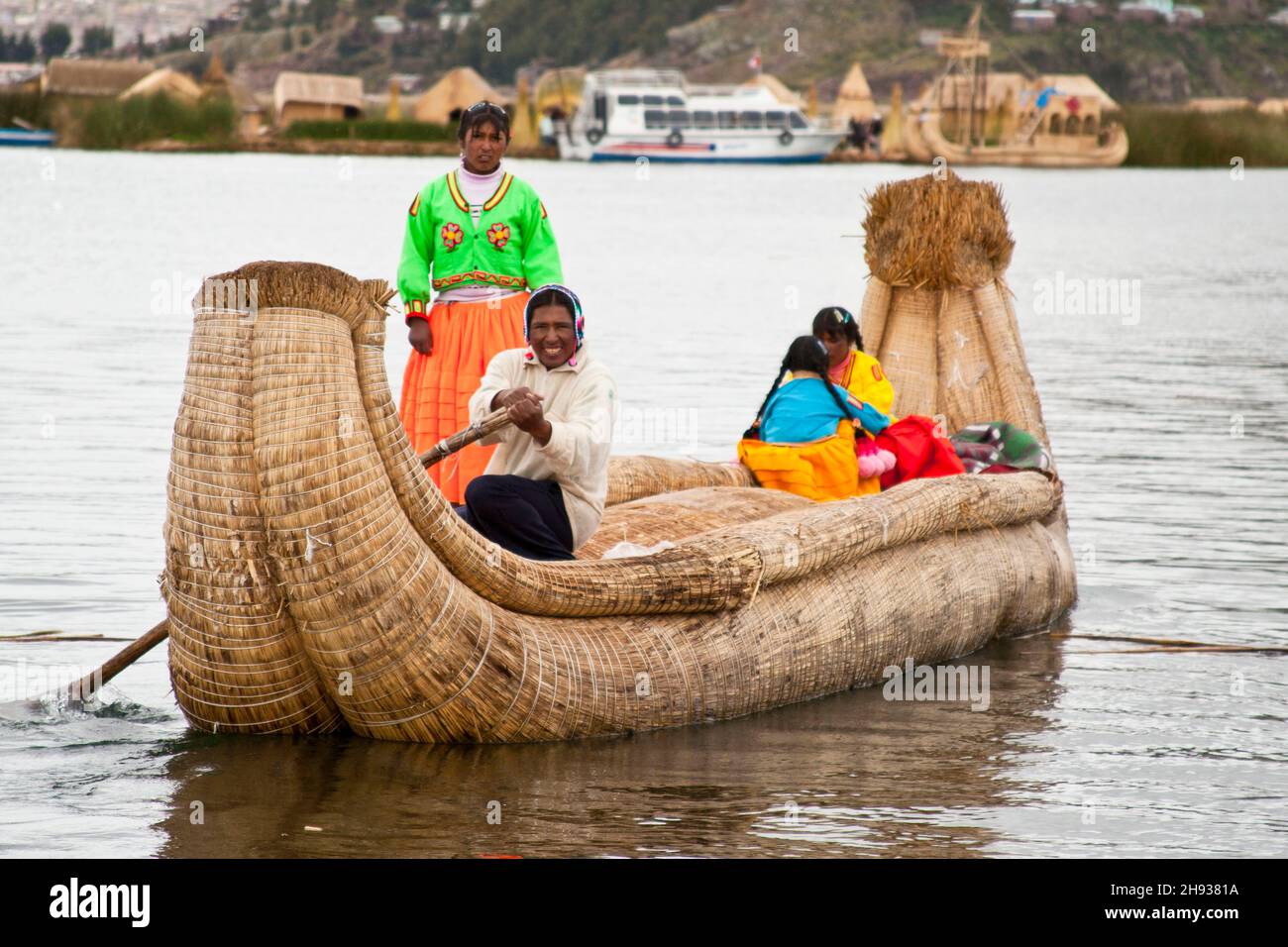 Indigenous peruvian family hi-res stock photography and images - Alamy