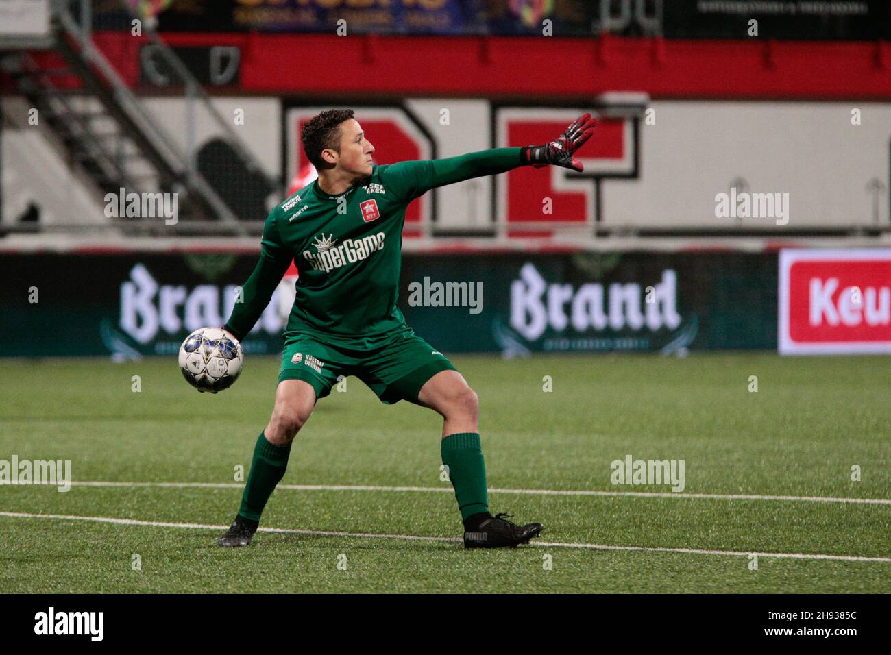 MAASTRICHT, NETHERLANDS - DECEMBER 3: Goalkeeper Romain Matthys of MVV ...