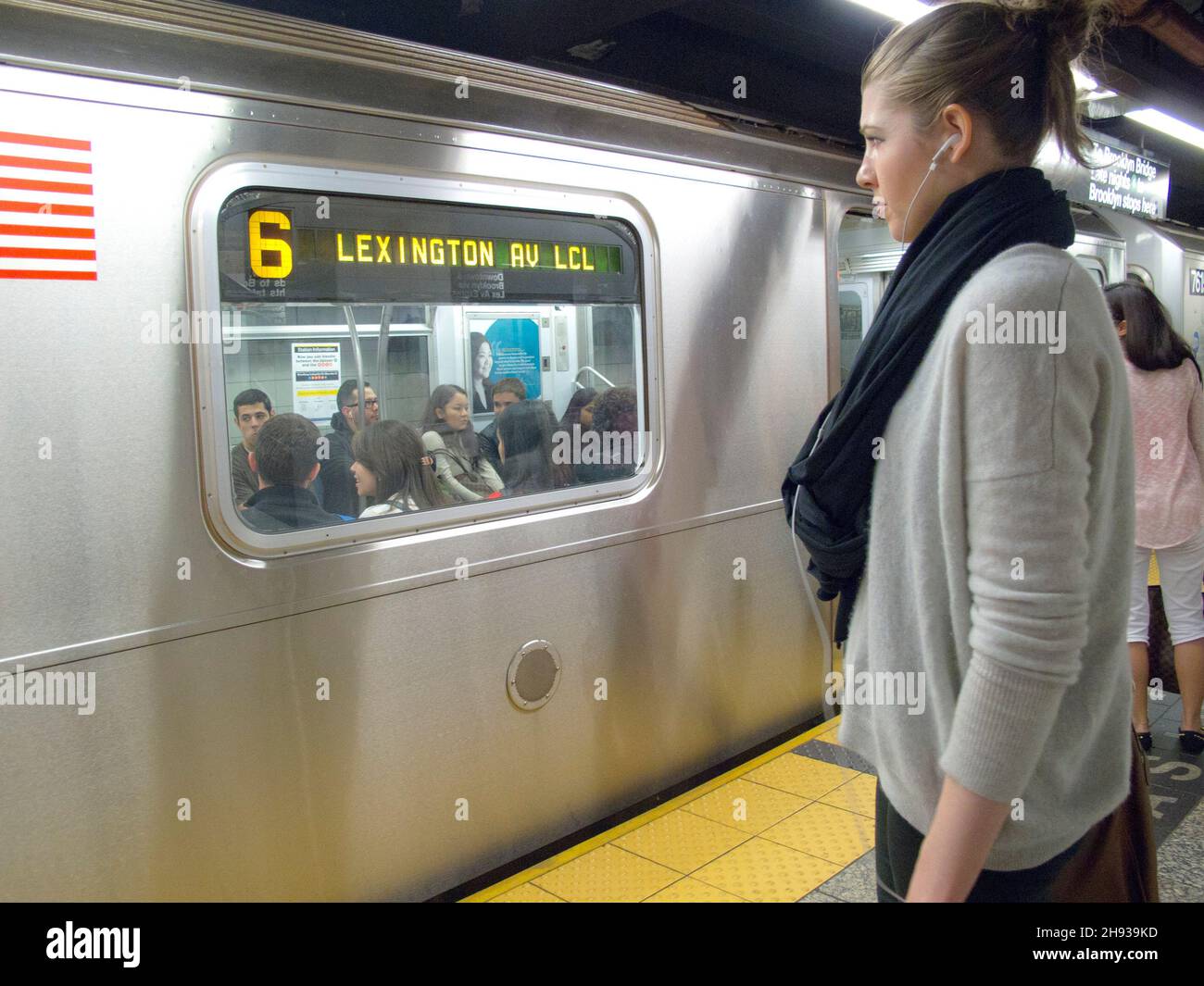 Waiting on a New York subway station platform Stock Photo - Alamy