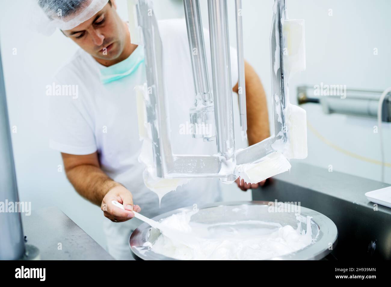 Young pharmacist formulating the chemical for cosmetic Stock Photo - Alamy