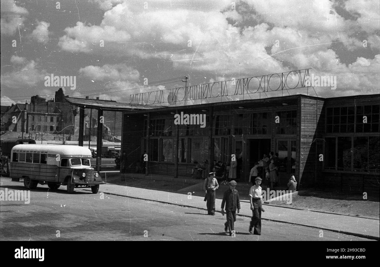 Warszawa, 1947-06. Dworzec PKS (Pañstwowej Komunikacji Samochodowej) w ...