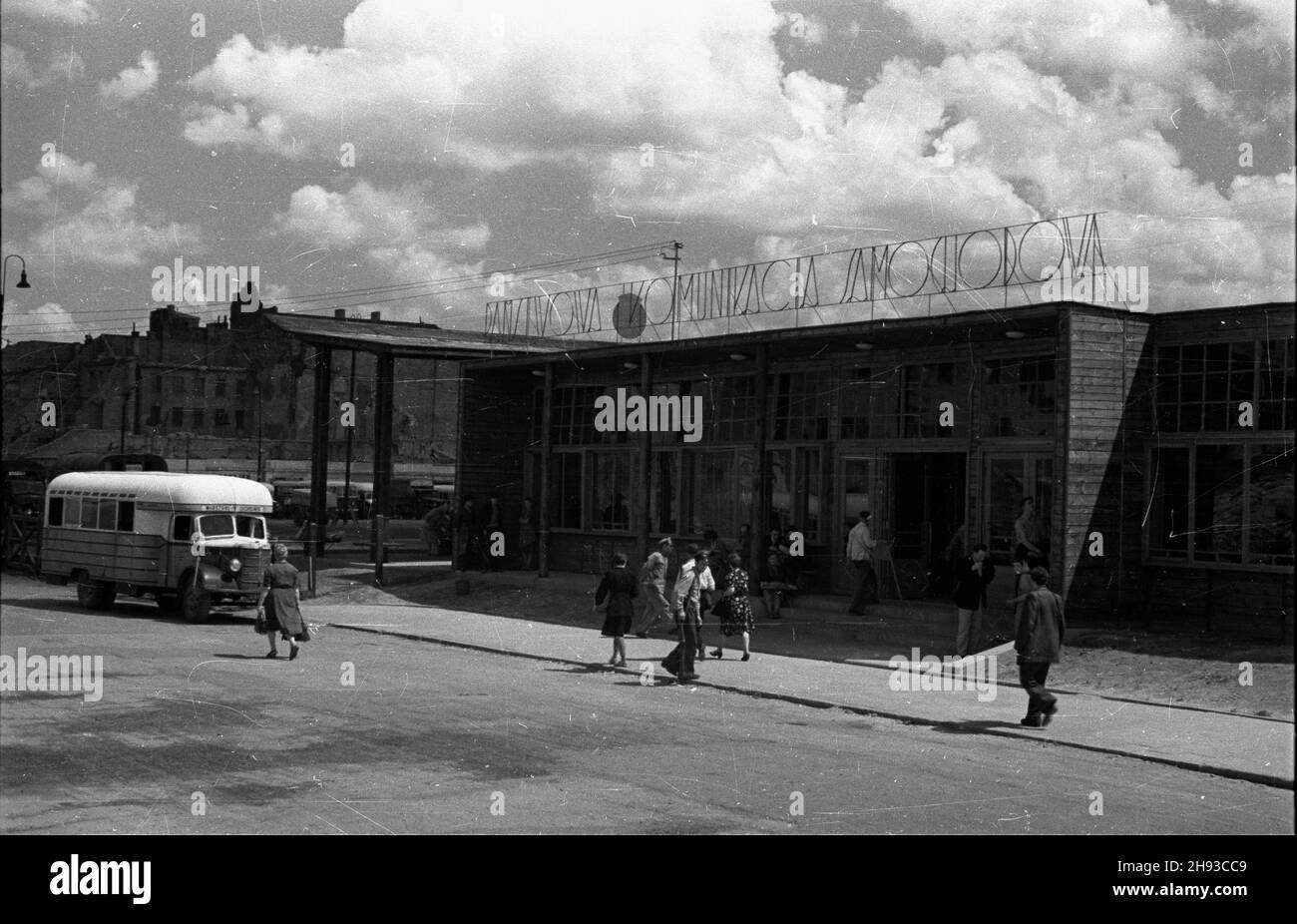 Warszawa, 1947-06. Dworzec PKS (Pañstwowej Komunikacji Samochodowej) w ...