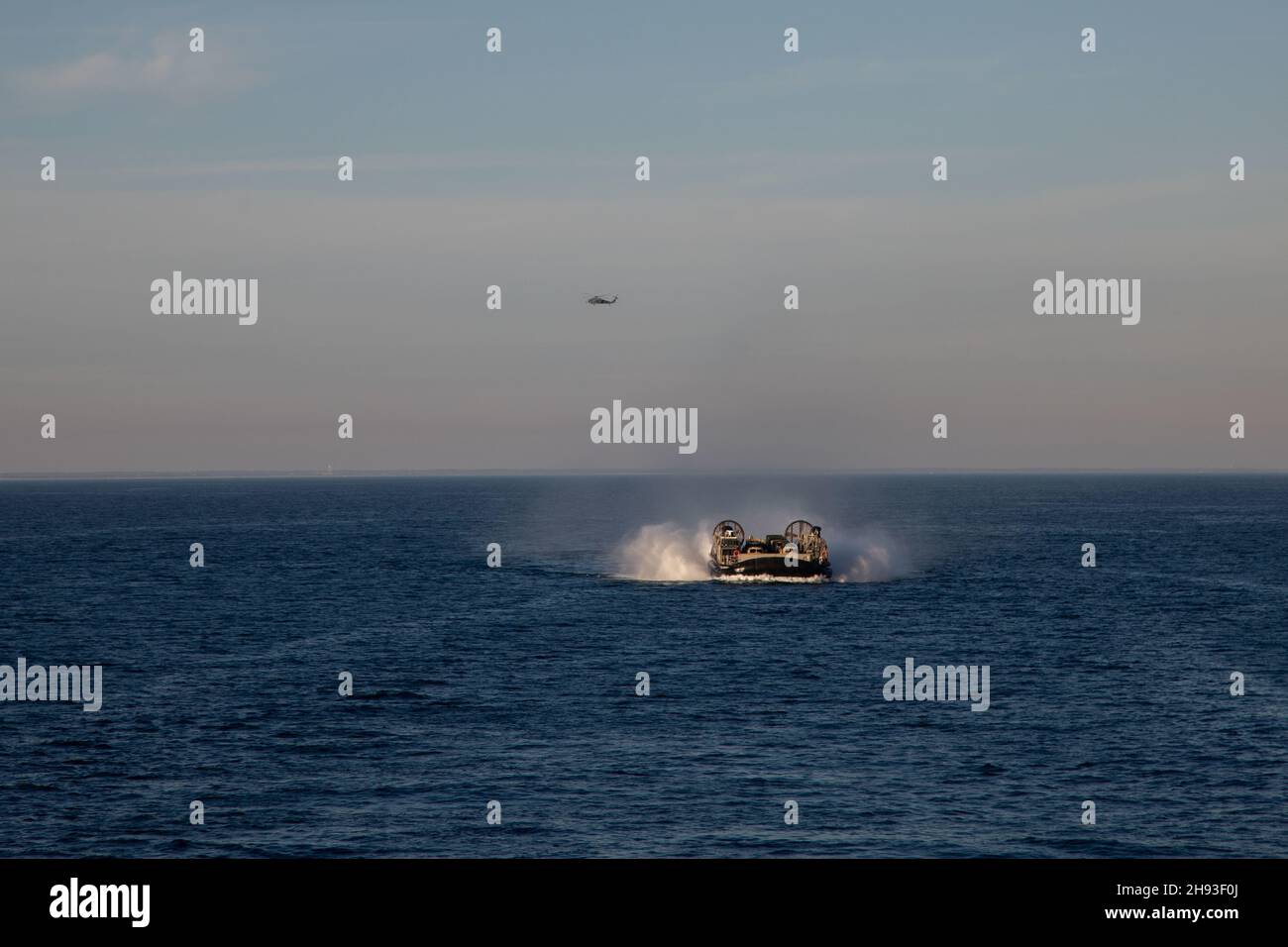 Amphibious assault ship USS Kearsarge (LHD 3), conducts landing craft ...