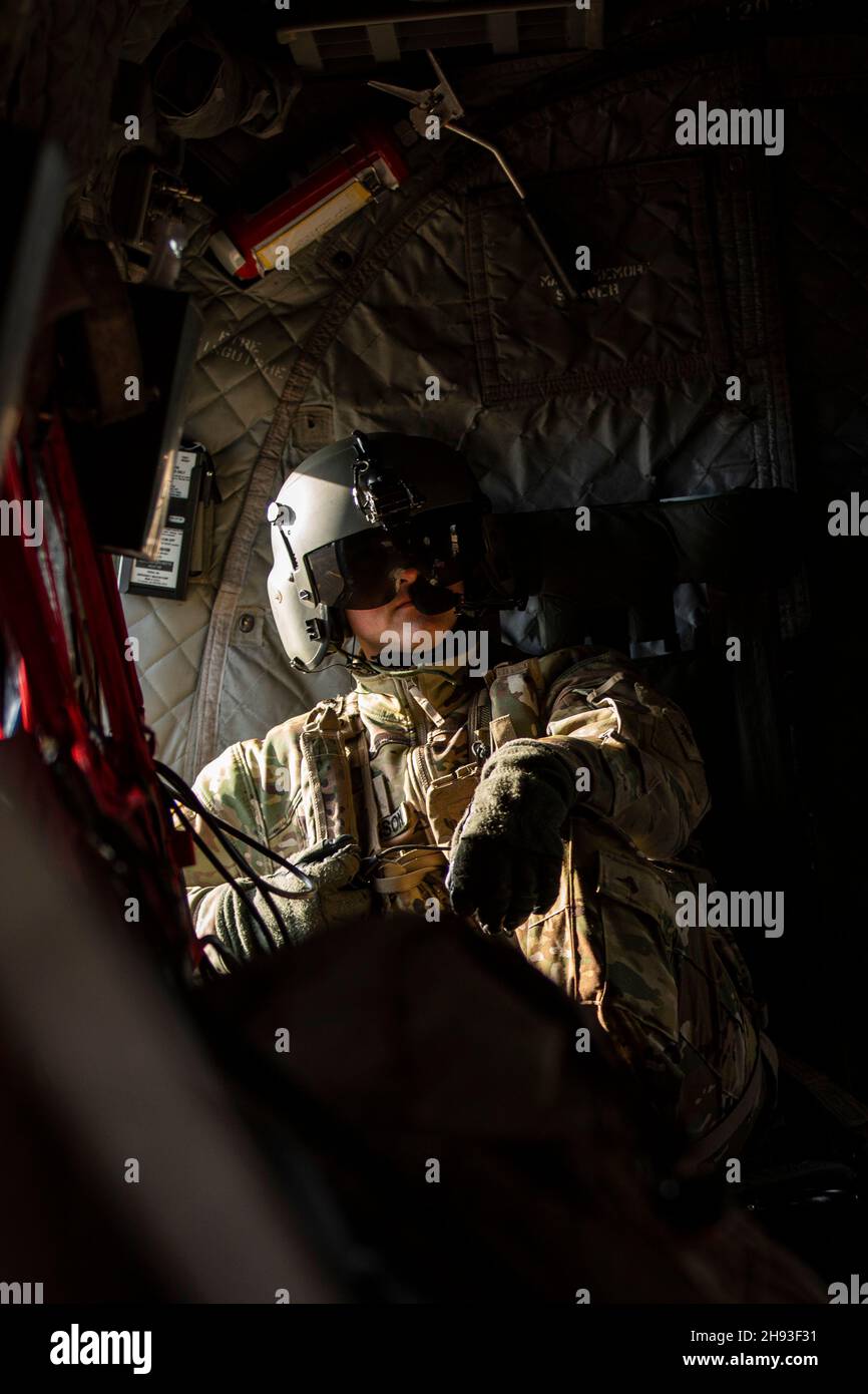 A ch 47 chinook helicopter crew chief hi-res stock photography and ...