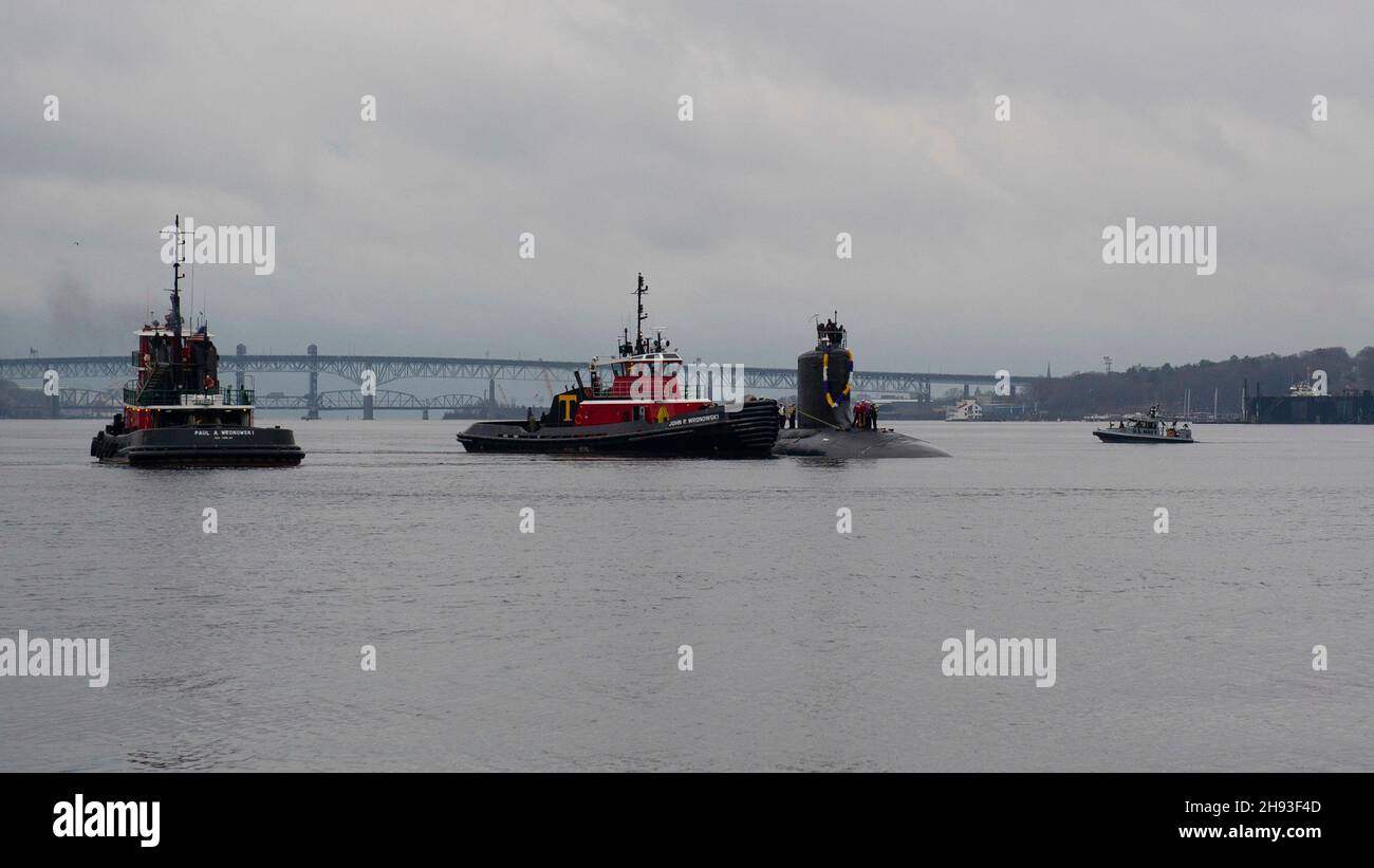 211126-N-ME396-1015 GROTON, Conn. (Nov. 26, 2021) Tugboats guide USS ...