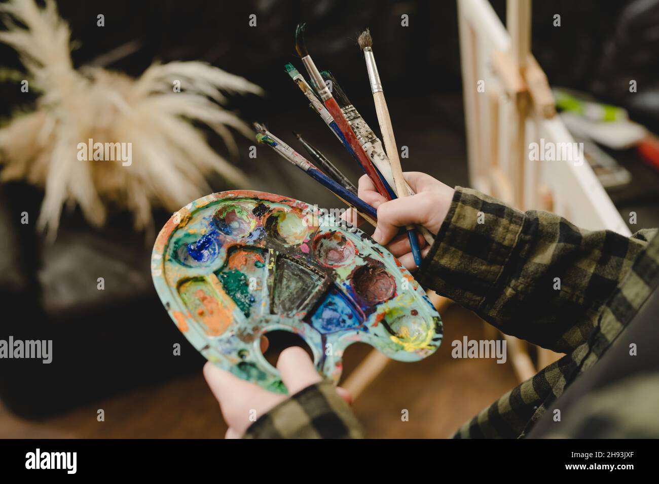 Artist hands paints hi-res stock photography and images - Alamy