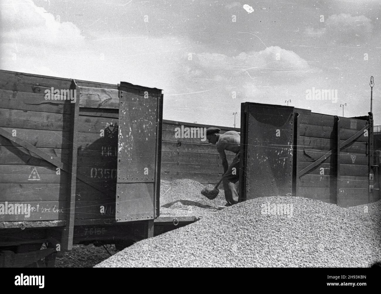 Warszawa, 1947-06-10. Odbudowa stolicy. Nz. wy³adunek ¿wiru w okolicach ...