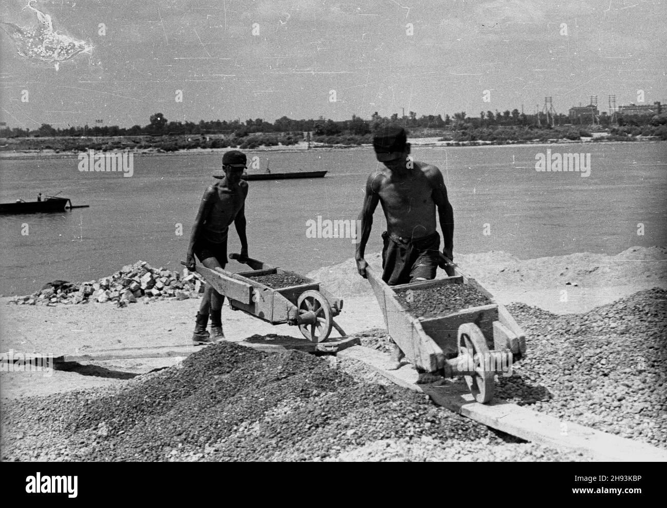 Warszawa, 1947-06-10. Odbudowa stolicy. Nz. transport ¿wiru w okolicach ...