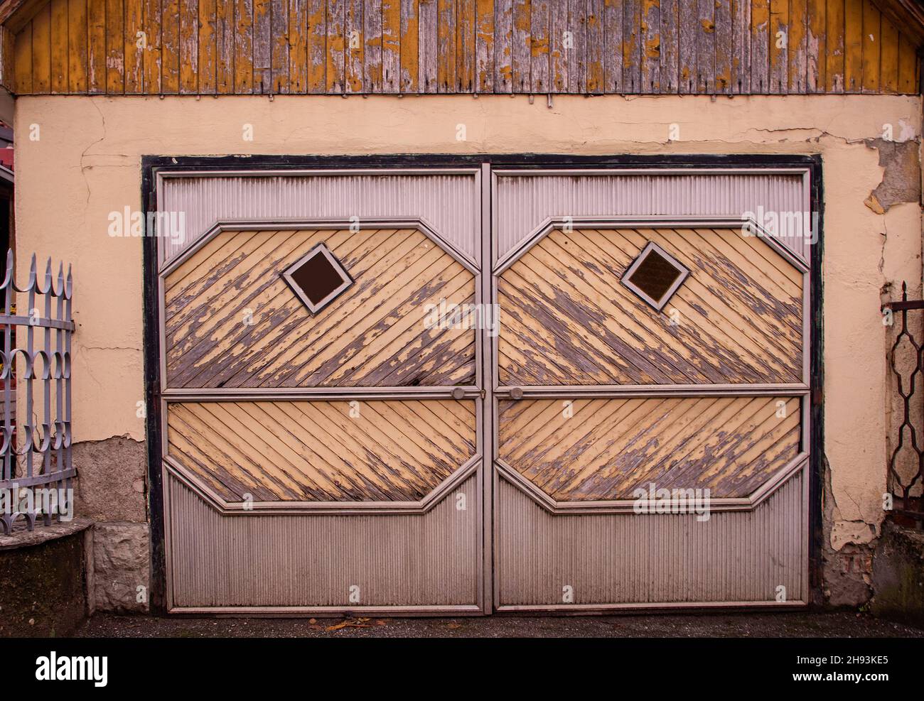 Closed garage hi-res stock photography and images - Alamy