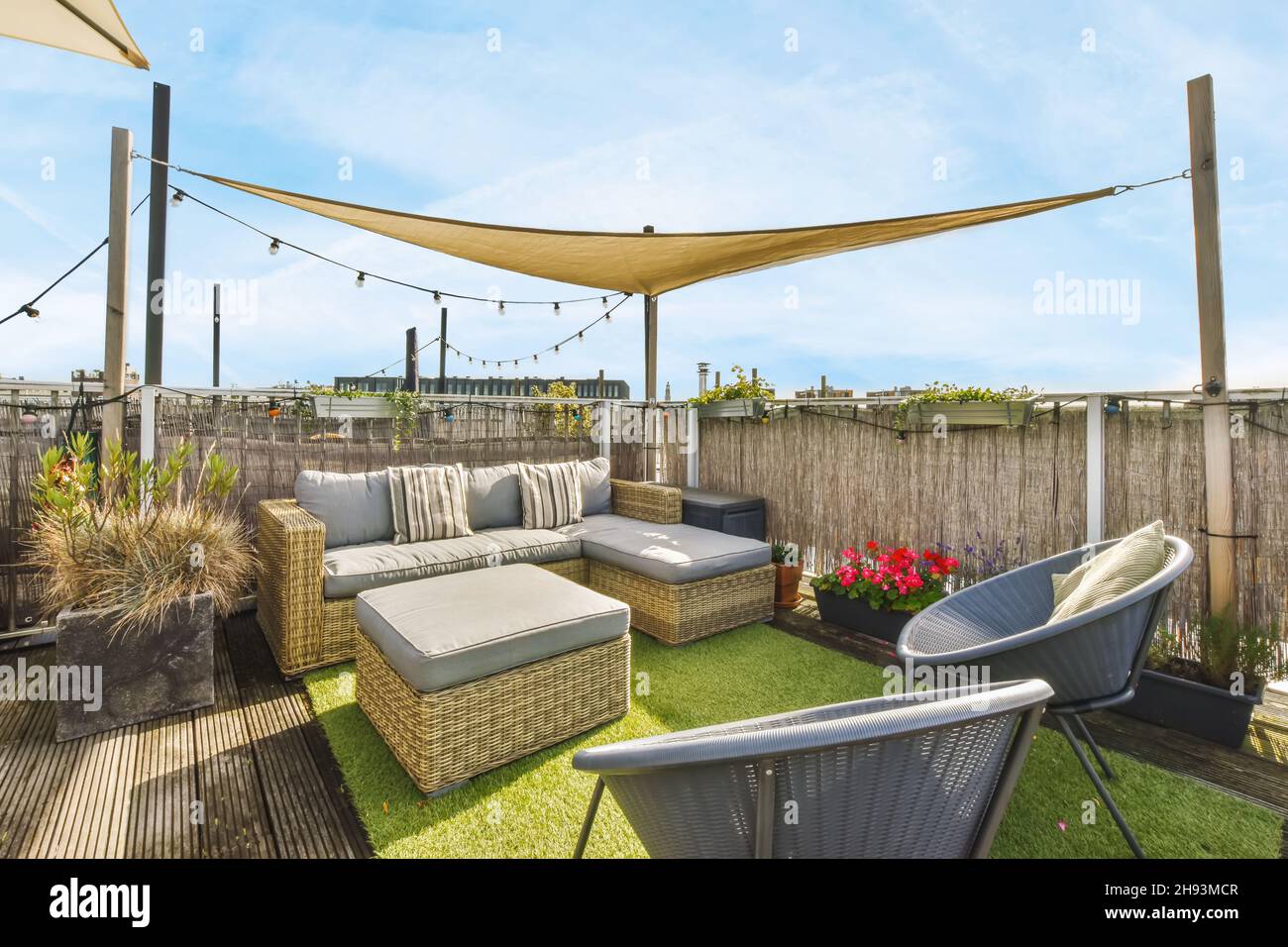 Luxurious courtyard and housing hi-res stock photography and images - Alamy