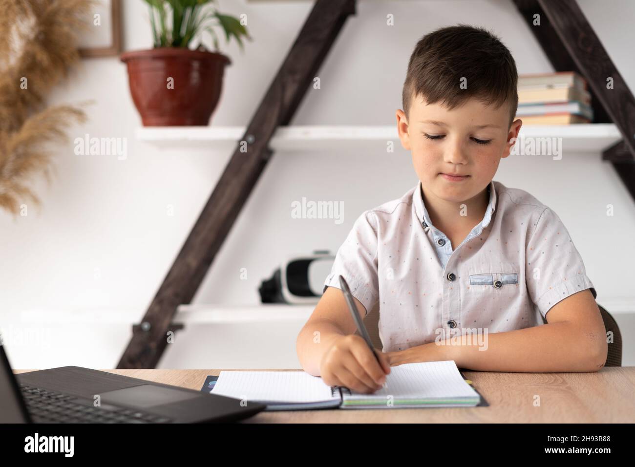 Online tutorial screen hi-res stock photography and images - Alamy