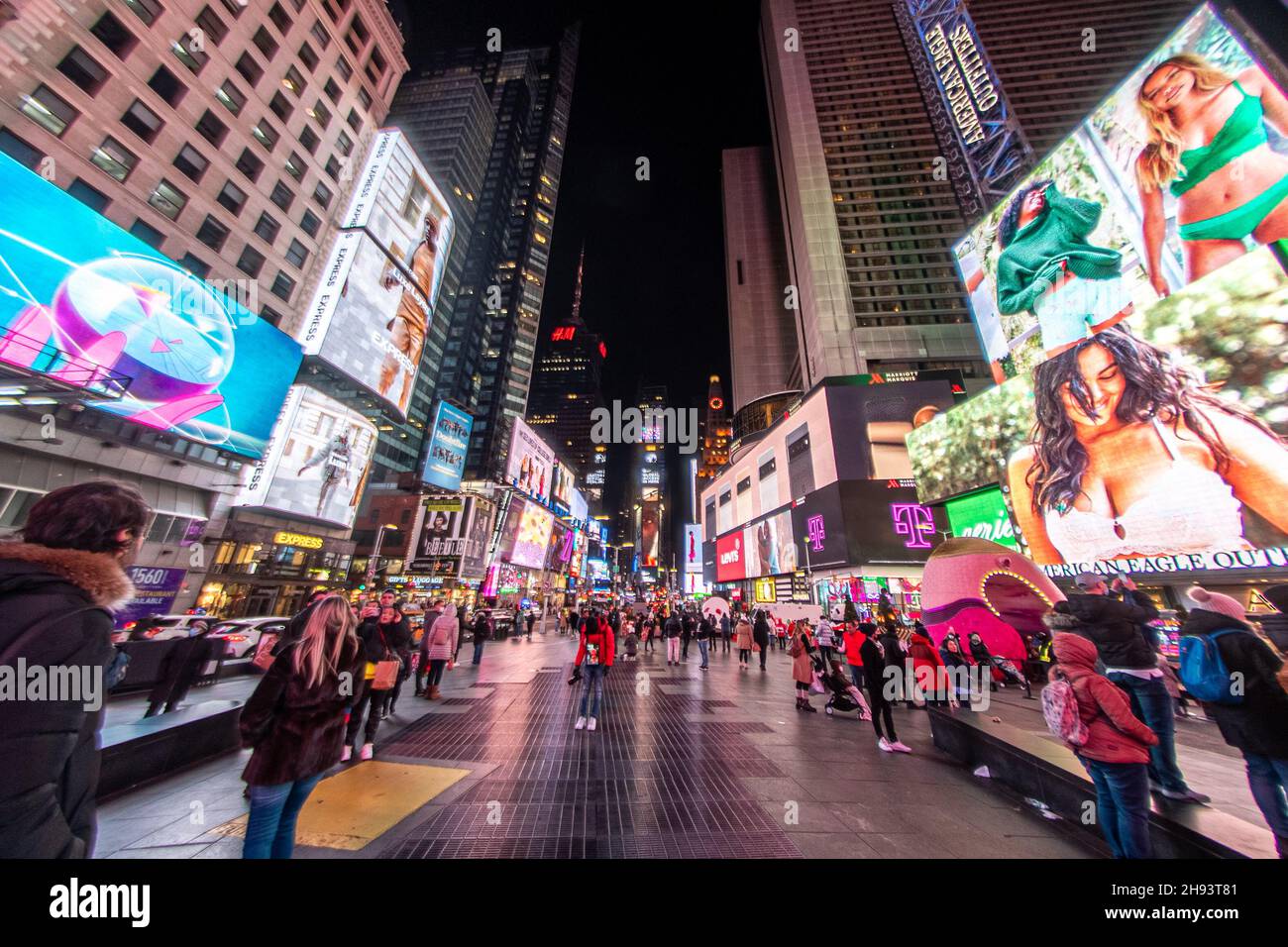 Statue of liberty in times square night hi-res stock photography and ...