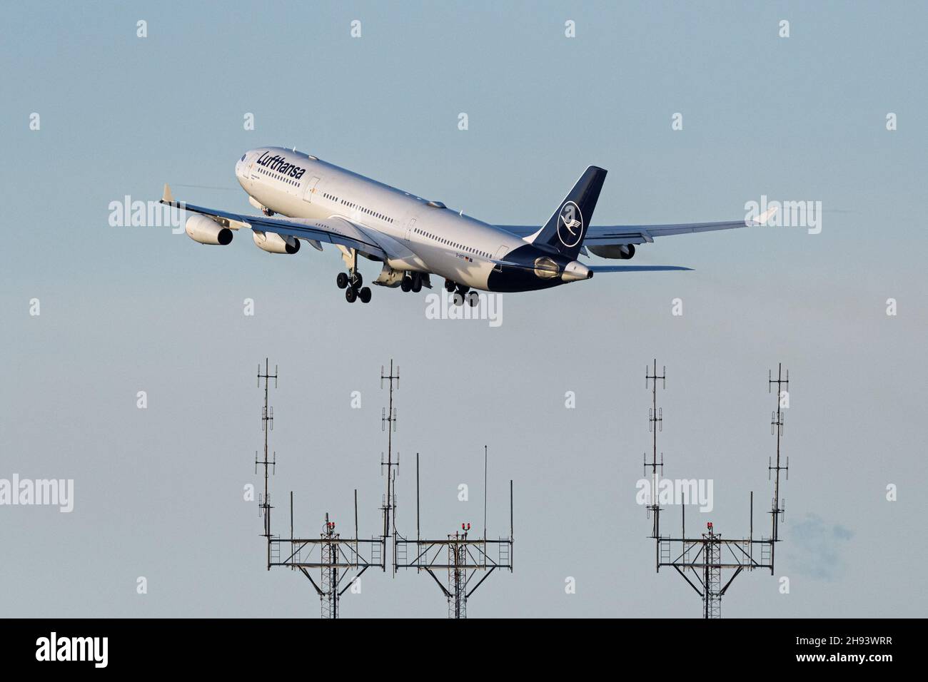 Lufthansa airbus a340 take off hi-res stock photography and images - Alamy