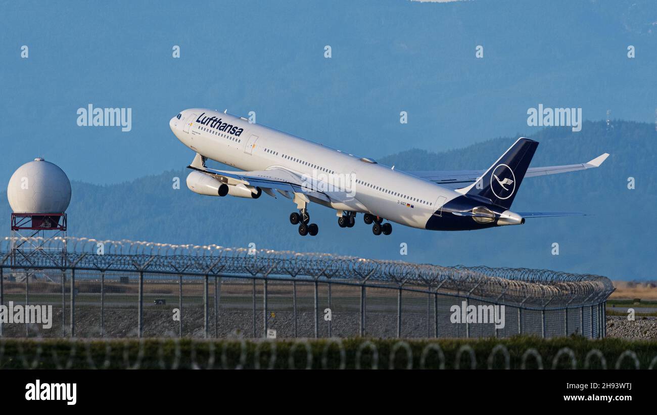 Lufthansa airbus a340 take off hi-res stock photography and images - Alamy