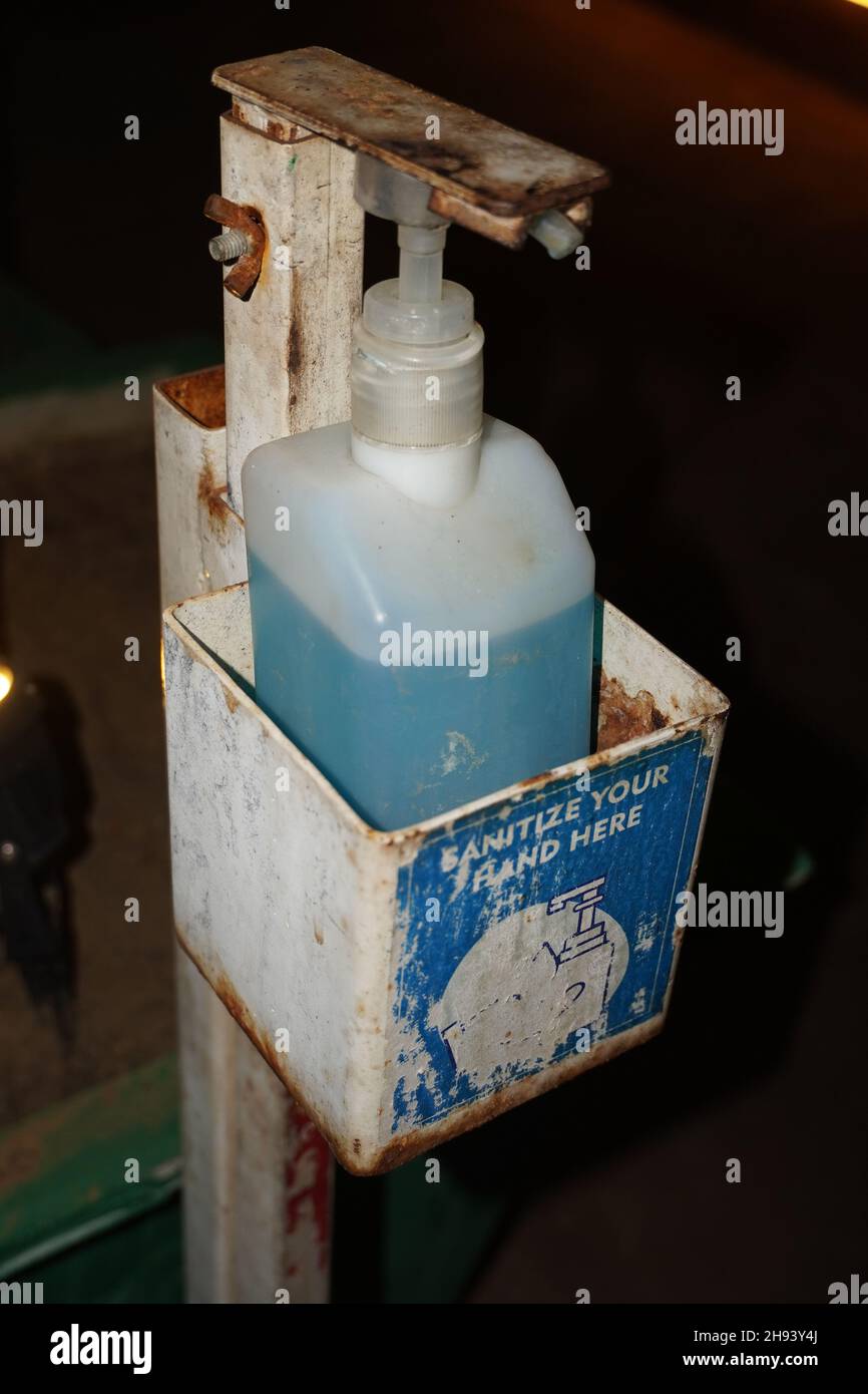 Hand wash sign restaurant hi-res stock photography and images - Alamy